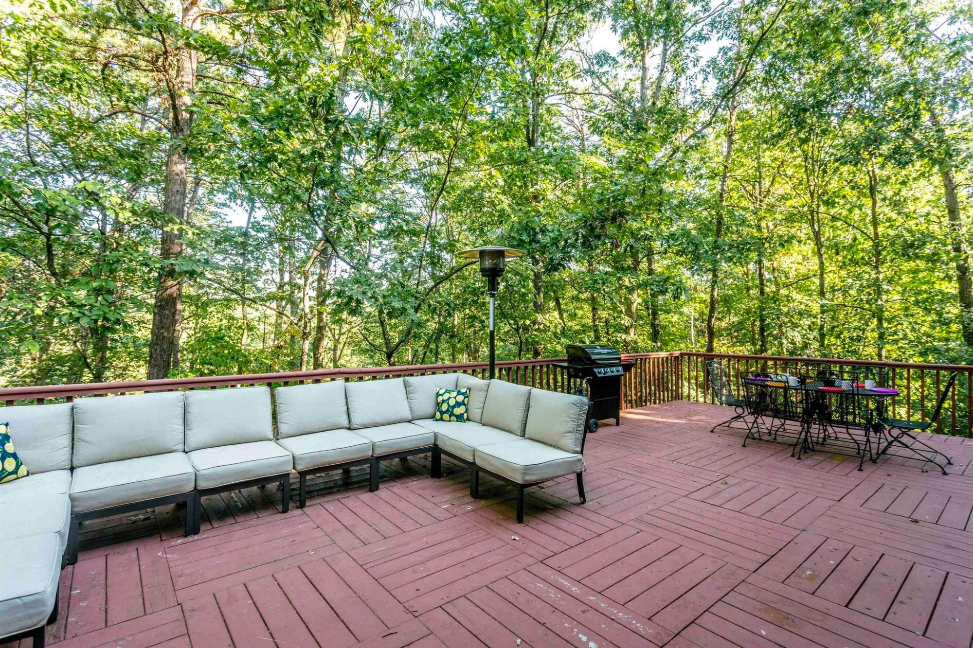 Case Study: Chateau Jolene - New School Hosting